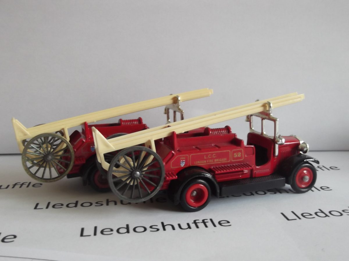 DG12004, Dennis Fire Engine, LCC, London Fire Brigade – Lledo Models