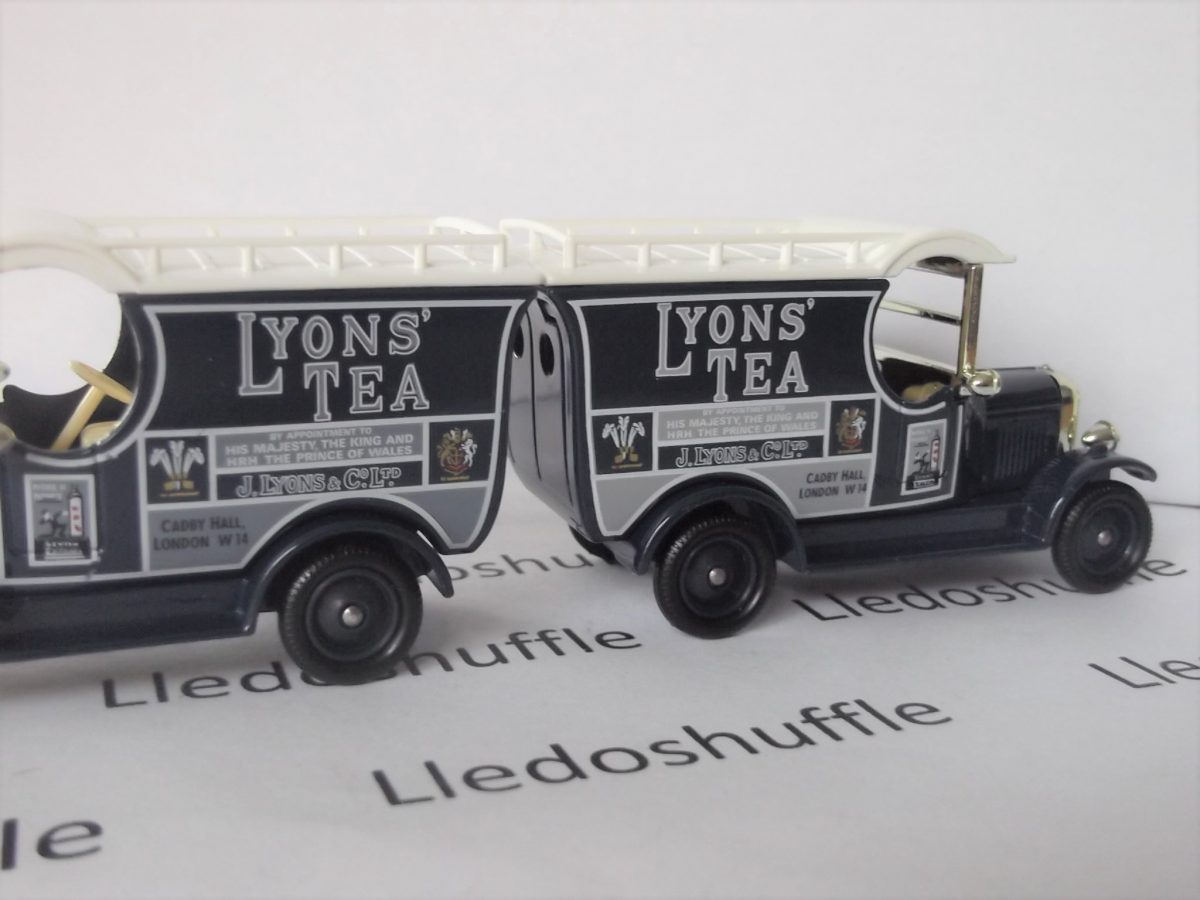 DG51002, Chevrolet Box Van, Hovis for Tea – Lledo Models