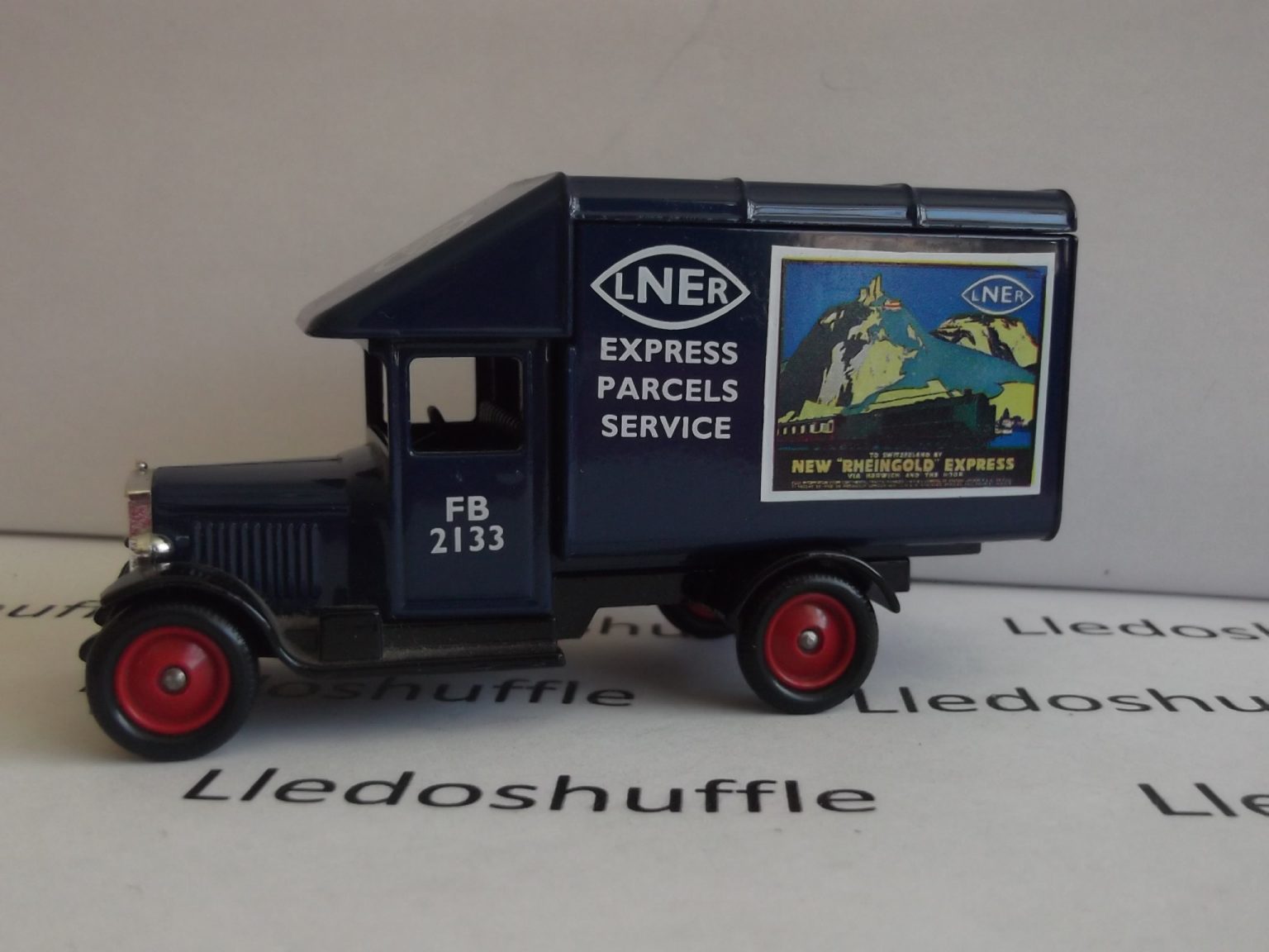 DG52003, Morris Parcels Van, LNER Express Parcels Service – Lledo Models