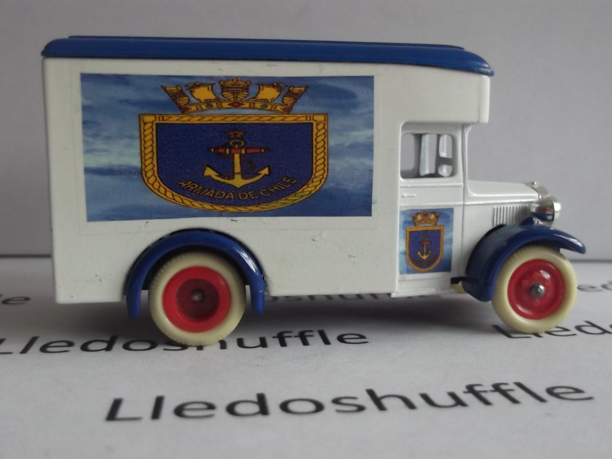 LP016, Code 3, Dennis Parcels Van, Armada de Chile – Lledo Models