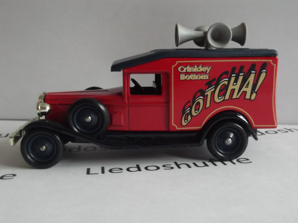 LP18037, Packard, Crinkley Bottom Gotcha, Noel’s House Party – Lledo Models